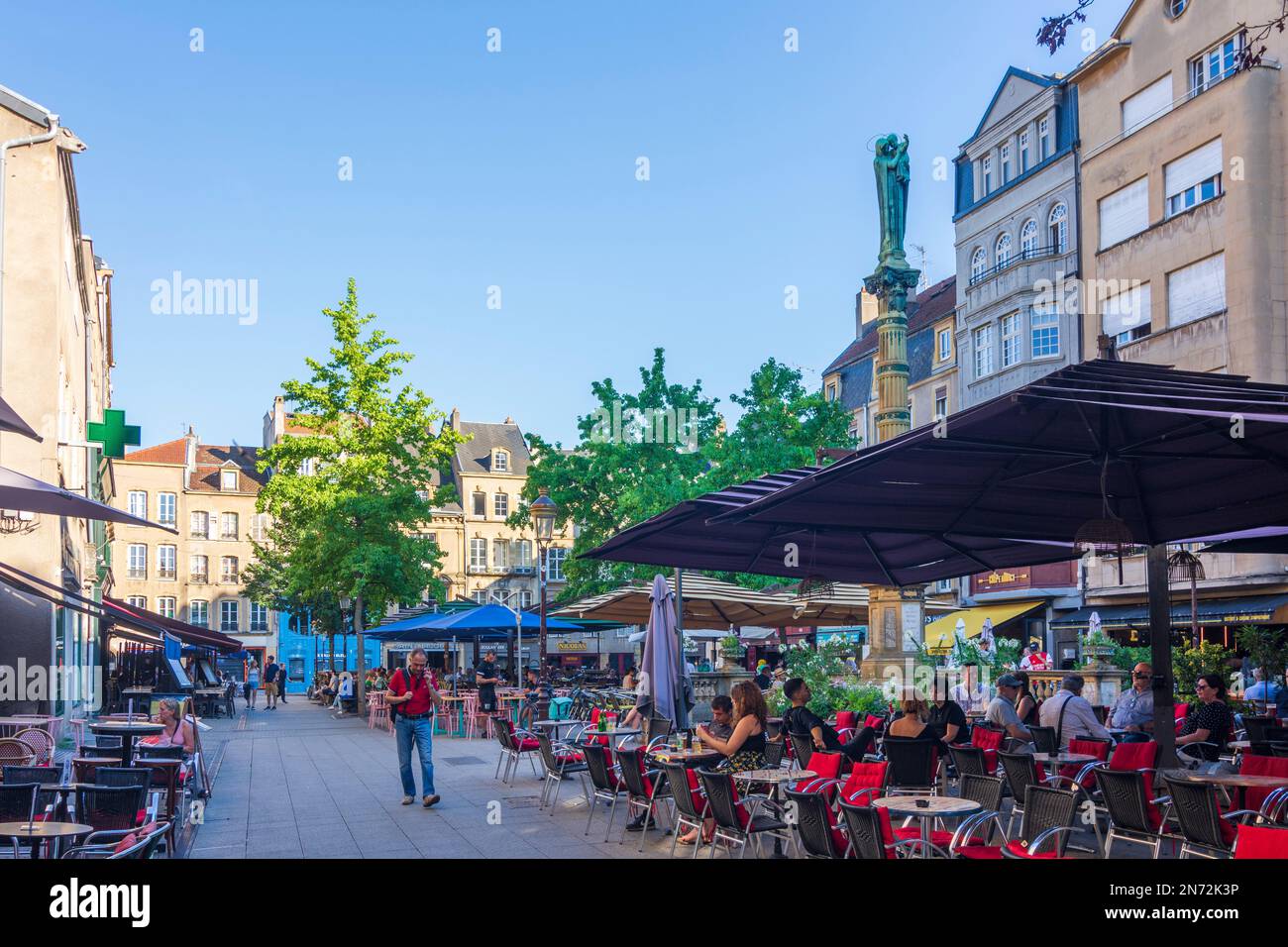 Metz, statue Notre-Dame de Metz, square Place Saint-Jacques, restaurant ...