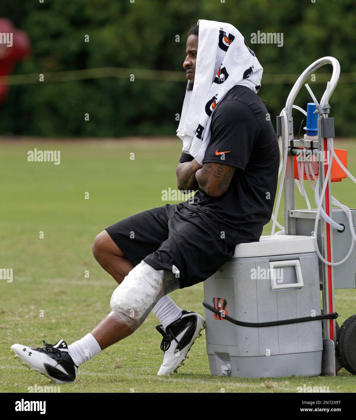 Cincinnati Bengals running back Bernard Scott wears an ice pack on his ...