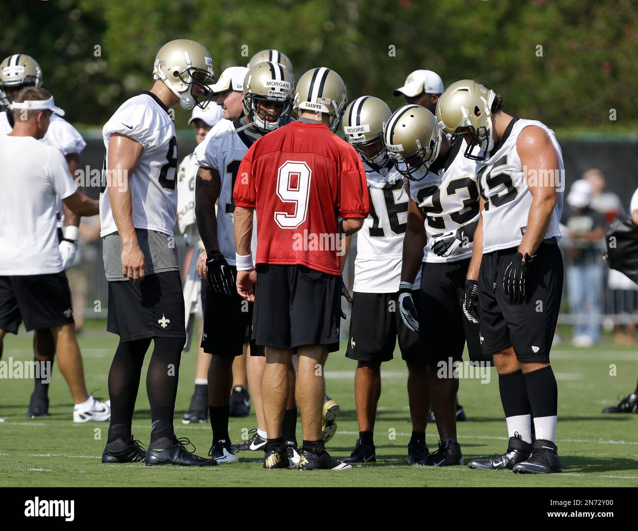 New Orleans Saints quarterback Drew Brees (9) calls a play in the ...