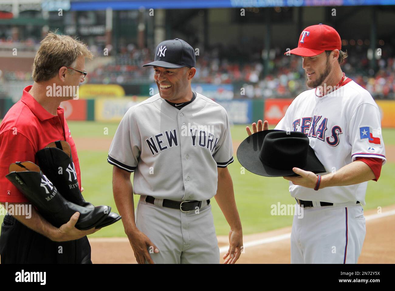 Former Texas Rangers relief pitcher John Wetteland, left, and Texas ...
