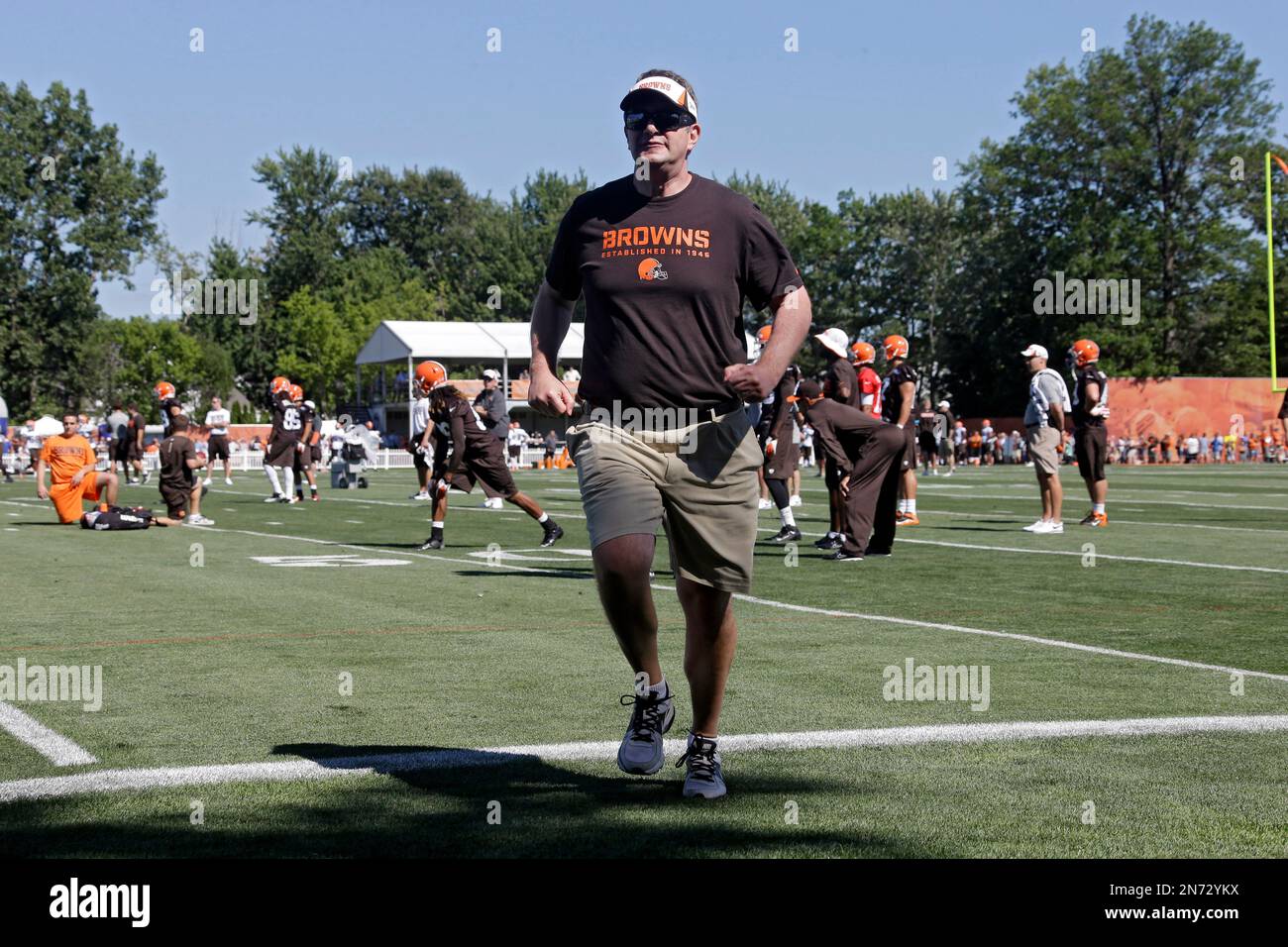 Cleveland Browns head coach Rob Chudzinski runs over to visit fans ...