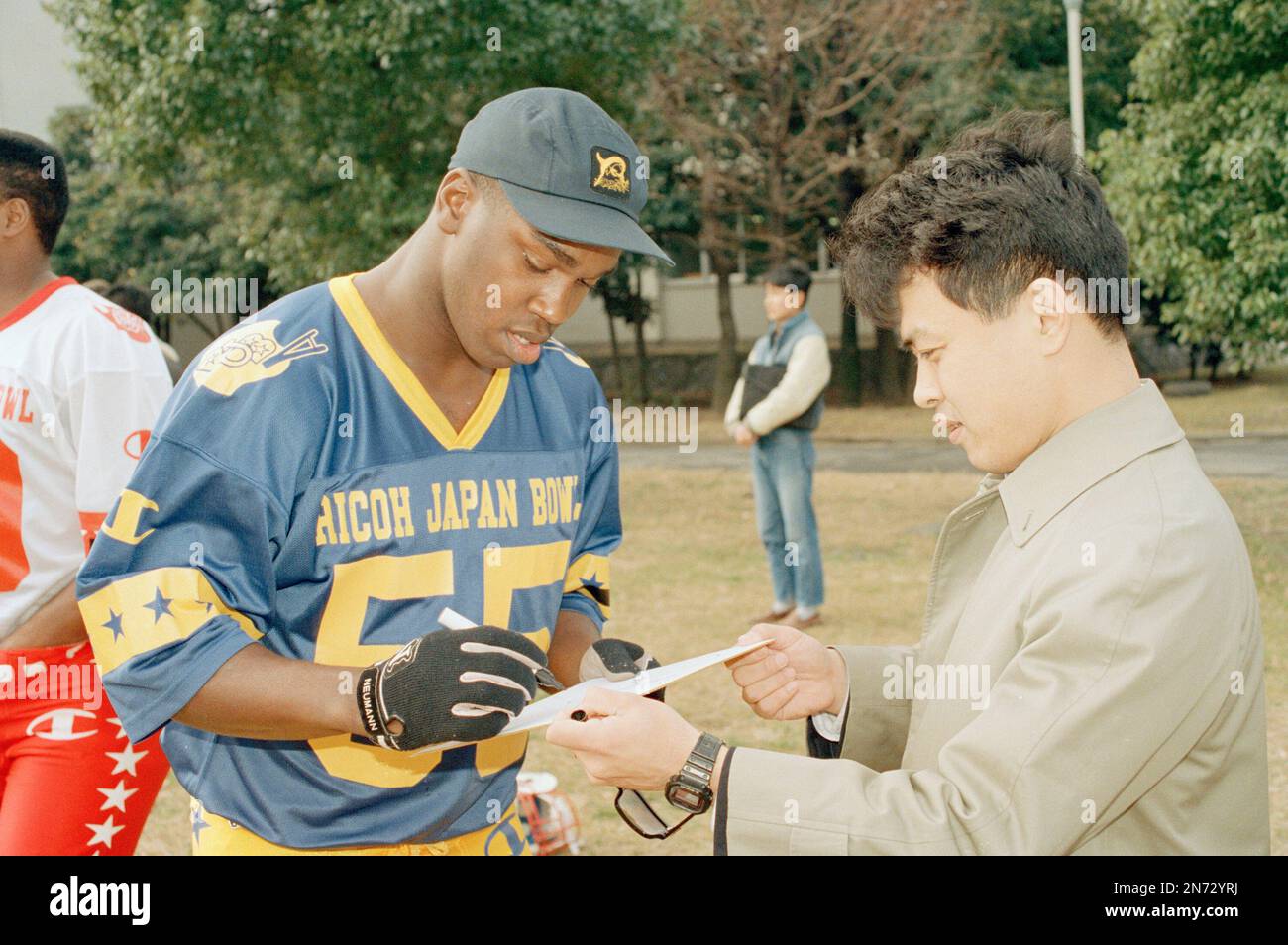 Alabama linebacker Derrick Thomas gives his autograph to a Japanese ...