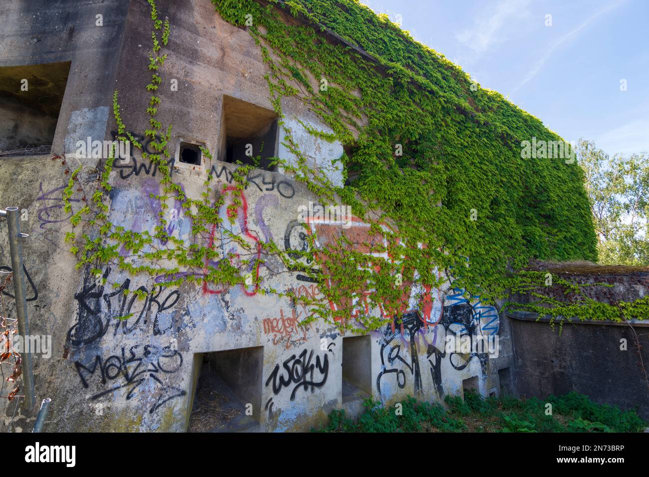 Bunker at railway bridge above river moselle in lorraine lothringen hi ...