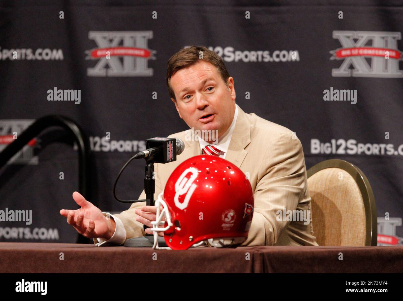 Oklahoma football coach Bob Stoops comments on his team during the NCAA ...