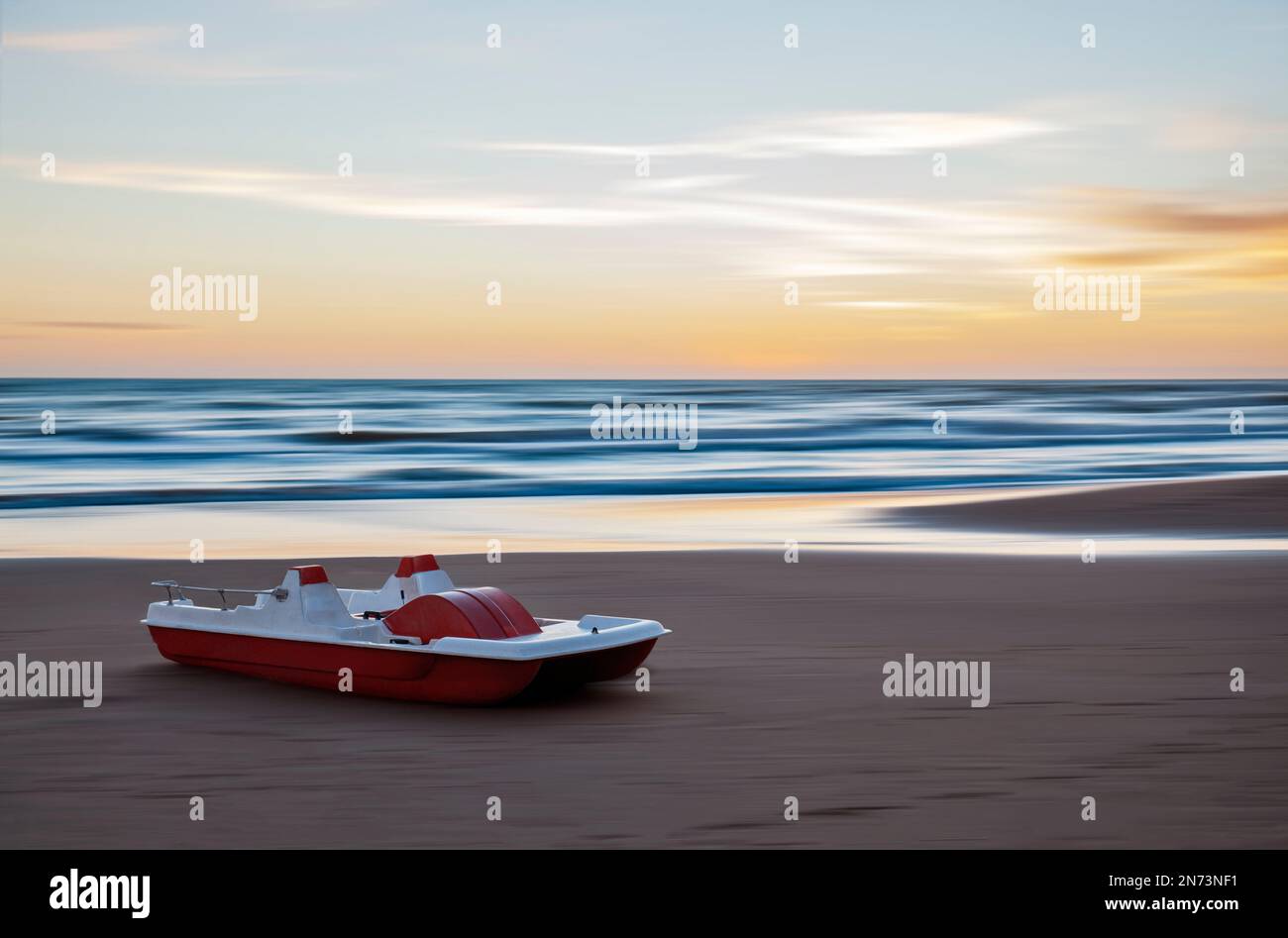 Waves after boat hi-res stock photography and images - Alamy