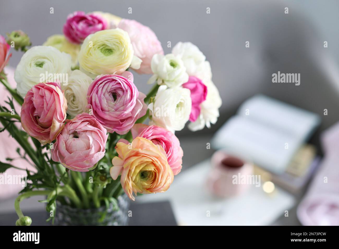 Ranunculuses hi-res stock photography and images - Alamy