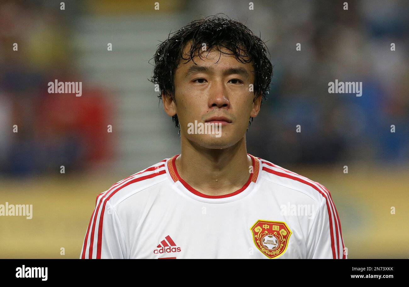 China's Du Wei lines up before their East Asian Cup soccer match ...