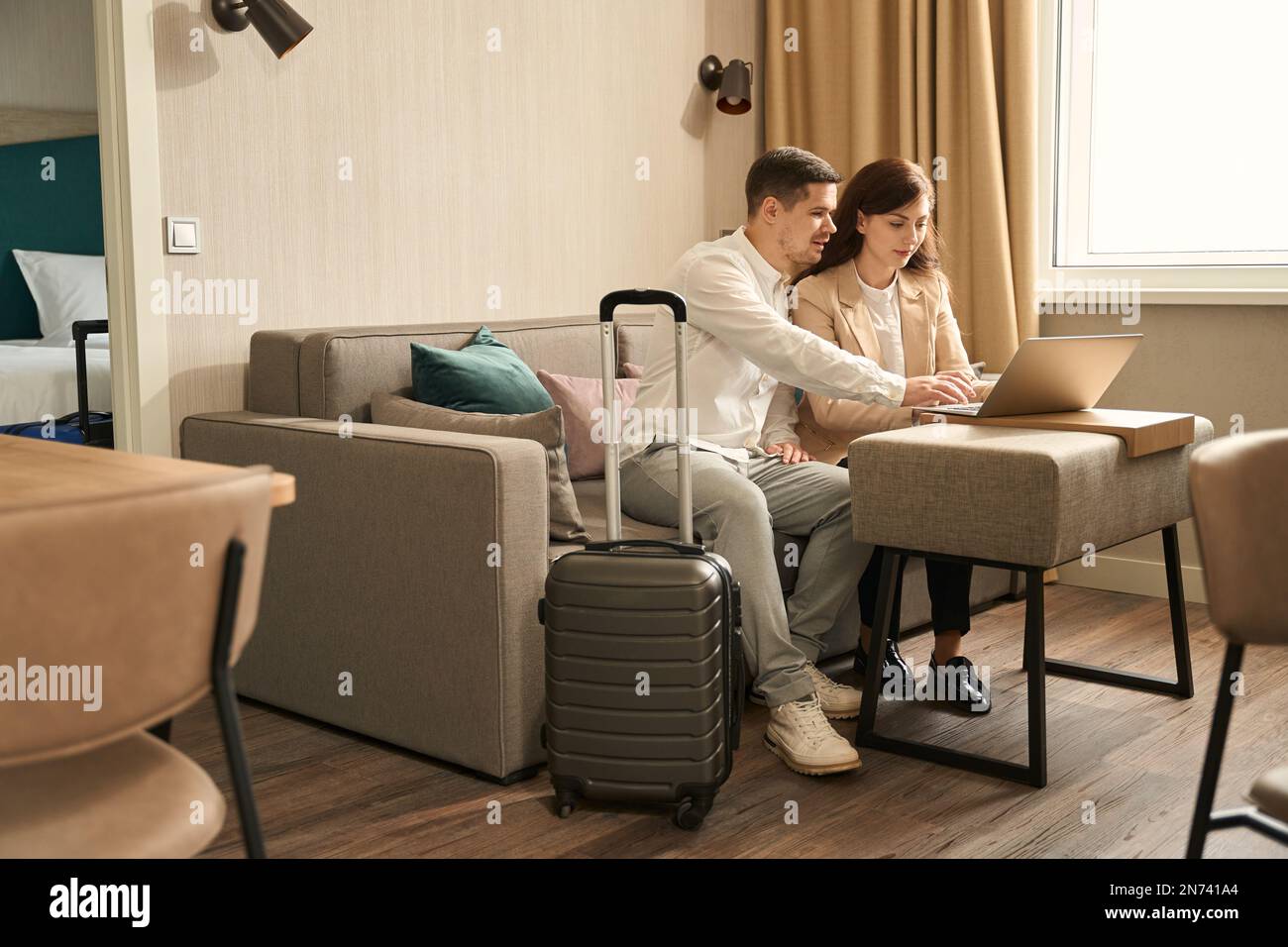 Guy and his girlfriend checked into a modest hotel Stock Photo - Alamy