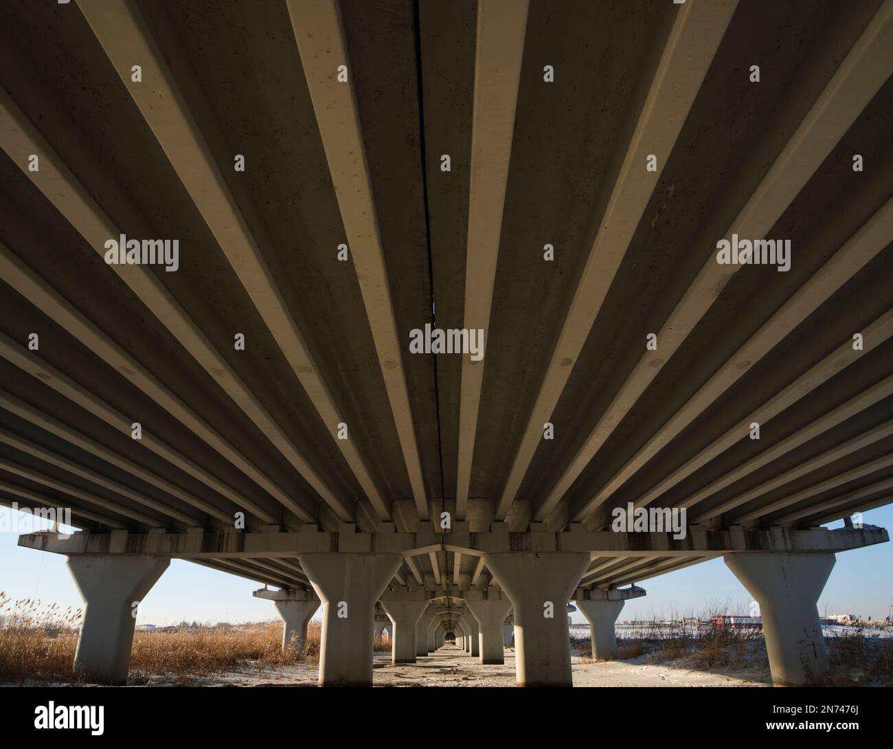 Columns motor vehicle bridge and smooth lines roadway Stock Photo - Alamy