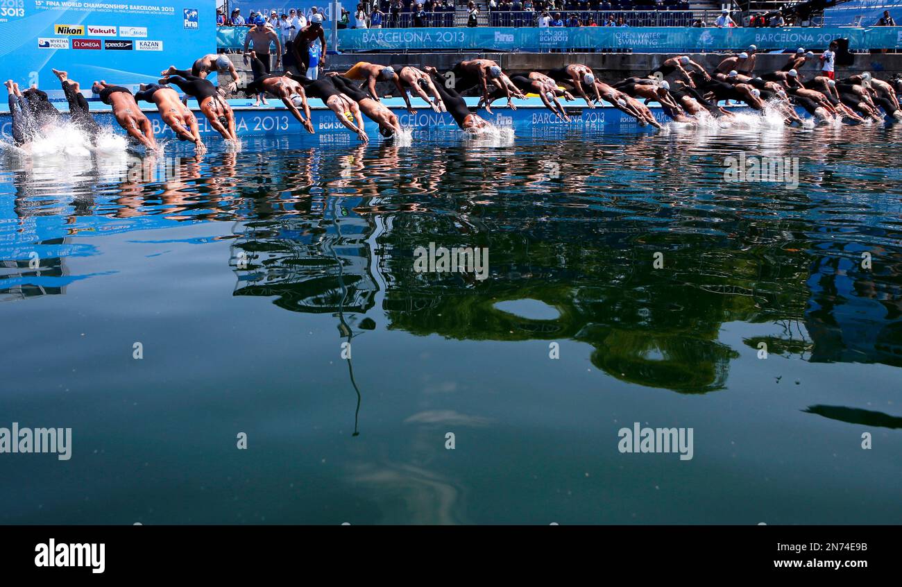 Athletes start in men's 5km open water swim competition at the FINA ...