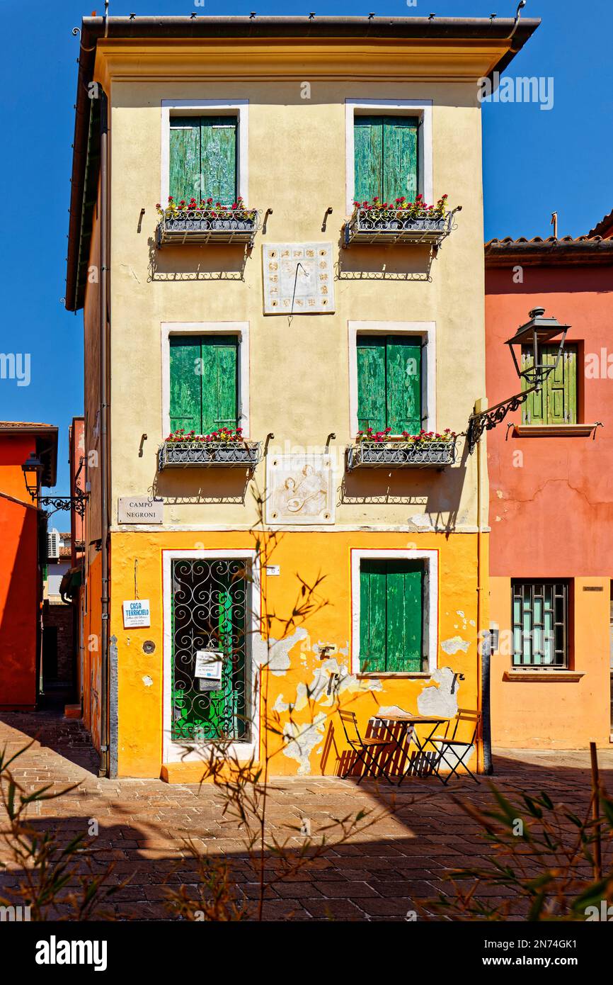 Italian apartment facade hi-res stock photography and images - Alamy
