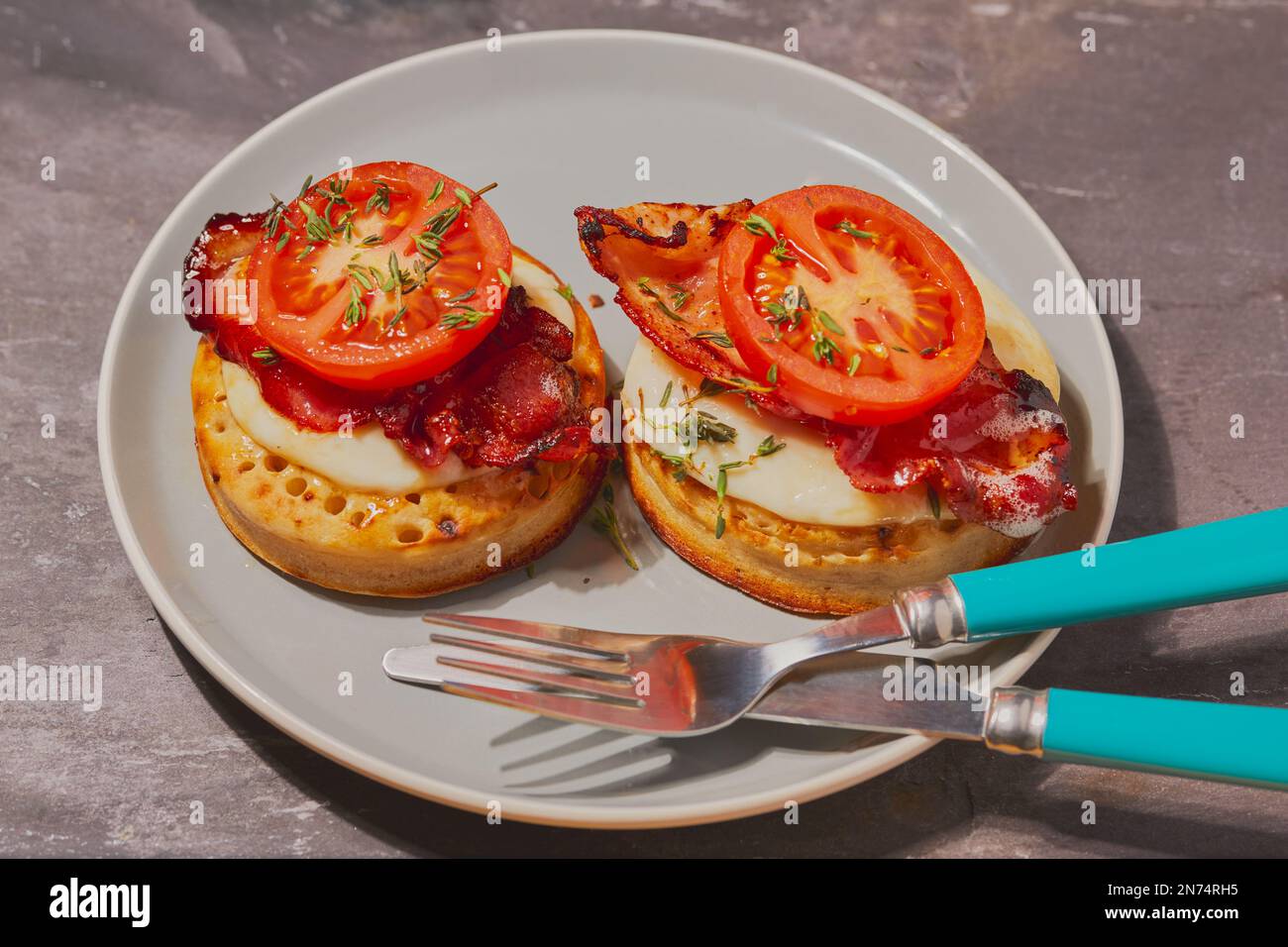 Crumpets and tomato hi-res stock photography and images - Alamy