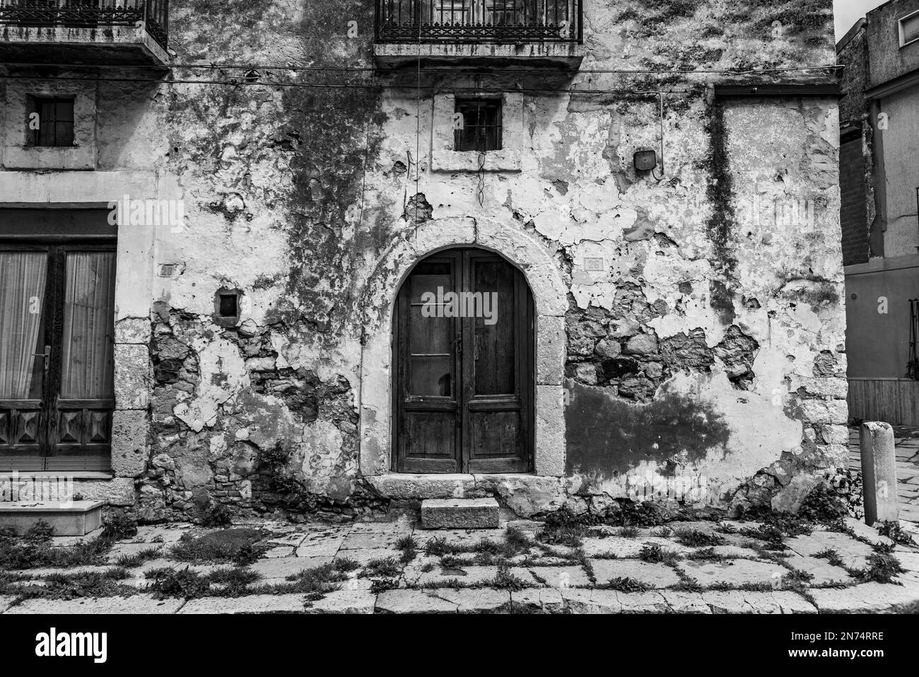 Abandoned alley and empty houses in Lesina, a small town in Gargano ...