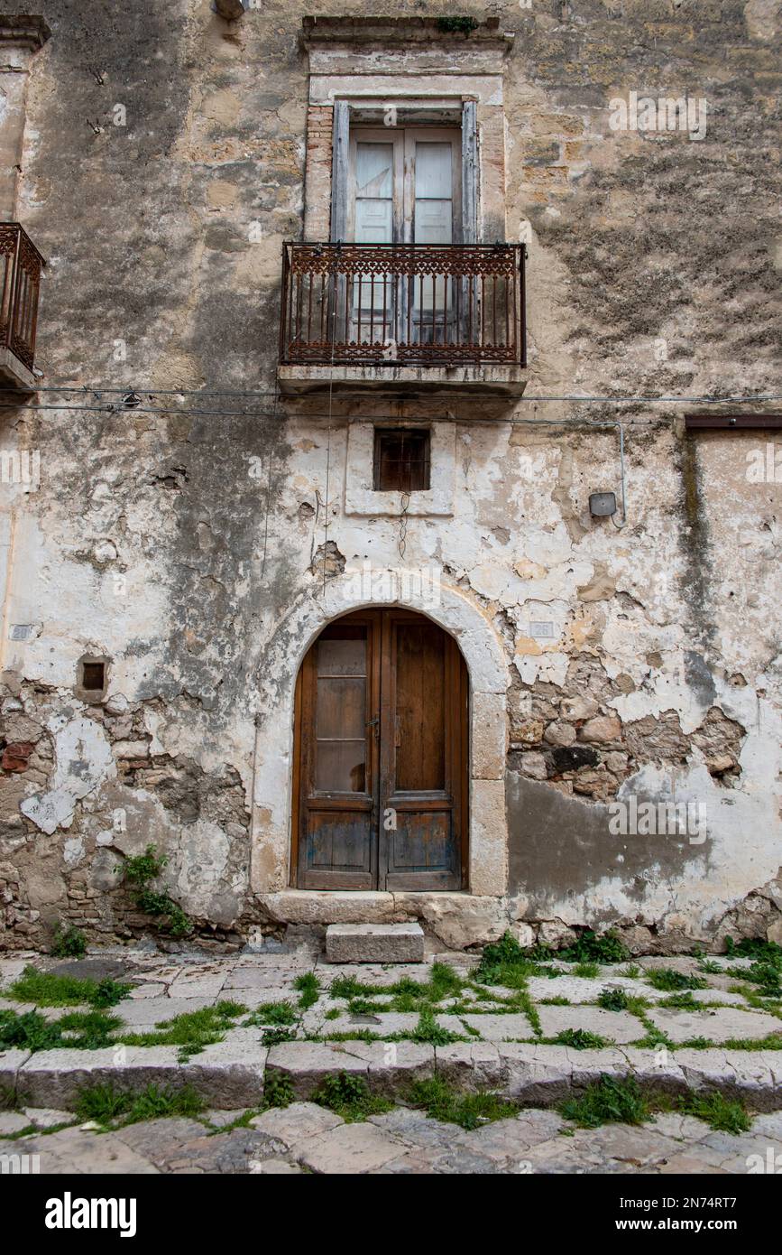 Abandoned alley and empty houses in lesina hi-res stock photography and ...