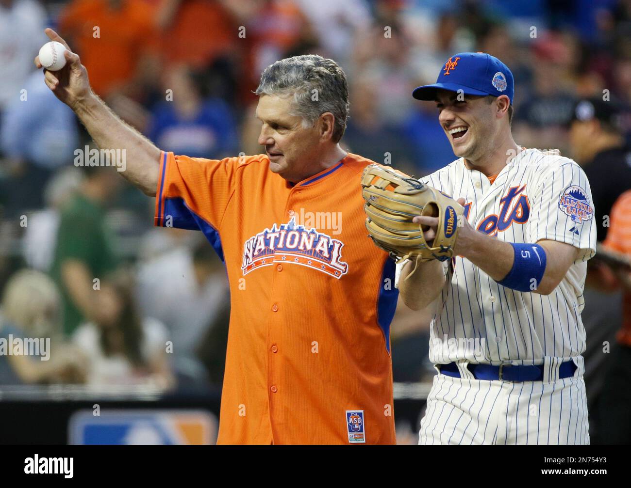 Former New York Mets pitcher Tom Seaver walks out with National League ...