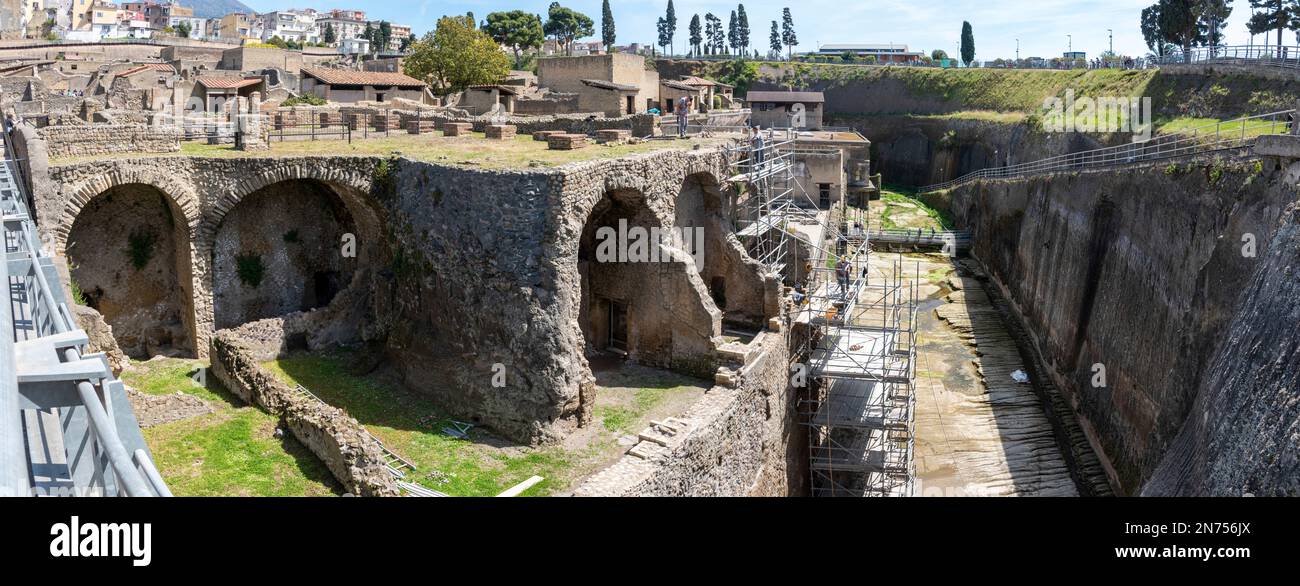Aerial view docks hi-res stock photography and images - Alamy