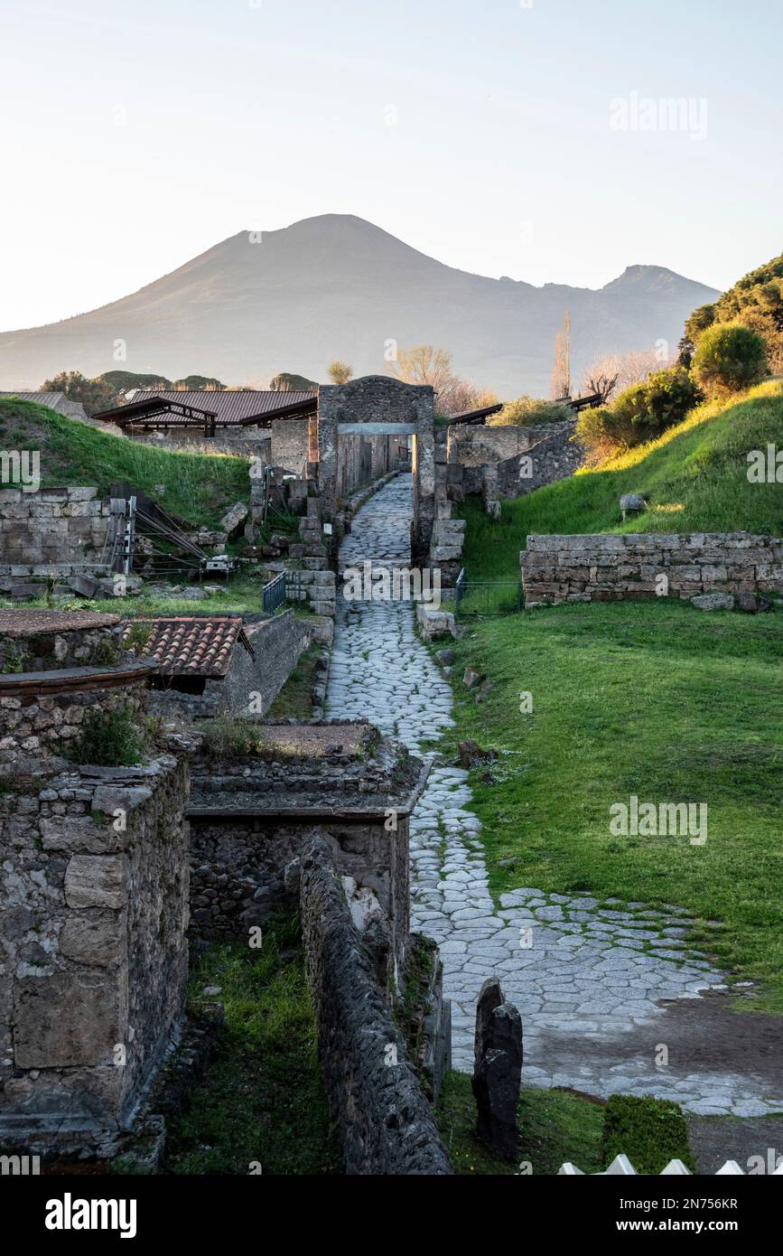 A road leading to the ancient city remains of pompeii hi-res stock ...