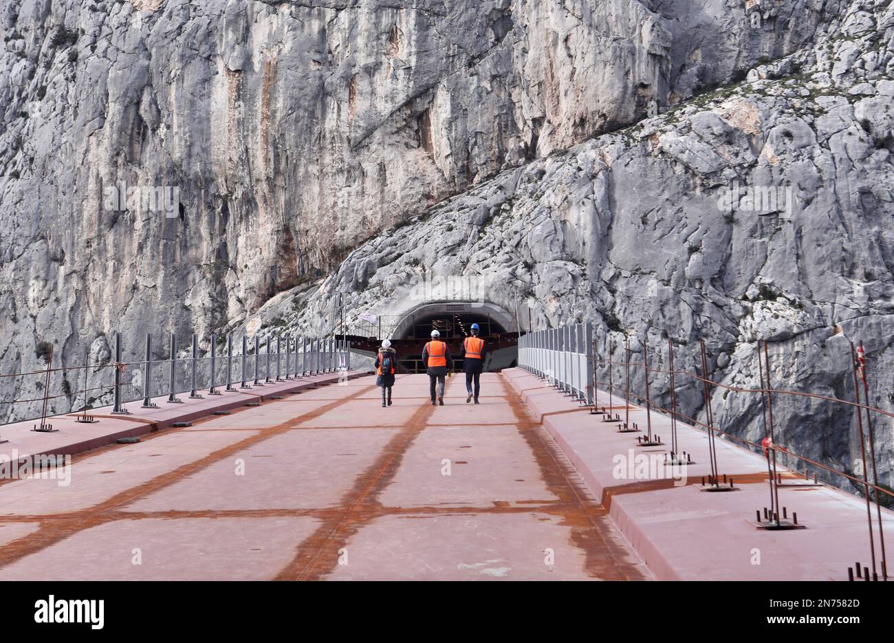 Photo taken on February 10, 2023 shows the final phase of connecting ...
