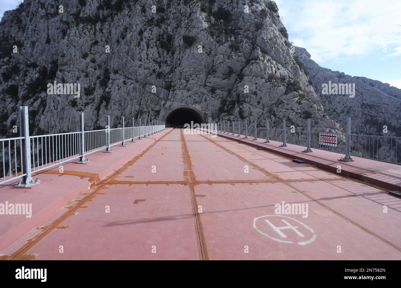 Photo taken on February 10, 2023 shows the final phase of connecting ...