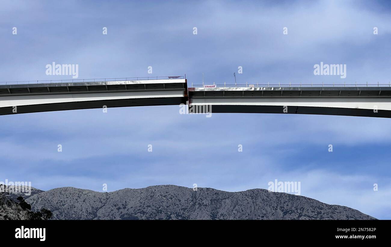 Photo taken on February 10, 2023 shows the final phase of connecting ...