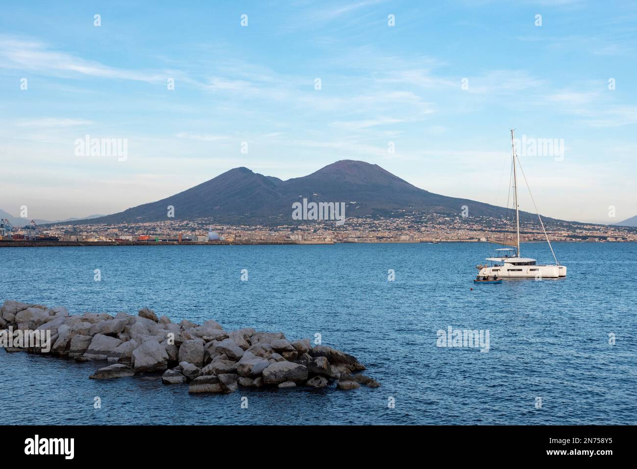 Scenic view of Mount Vesuvius at the Gulf of Naples, Southern Italy ...