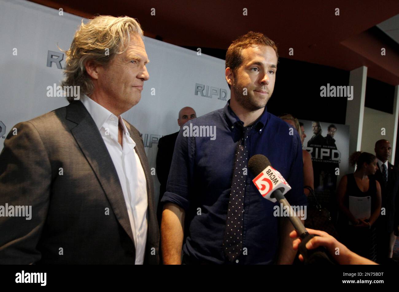 Jeff Bridges and Ryan Reynolds host the special advance screening of ...