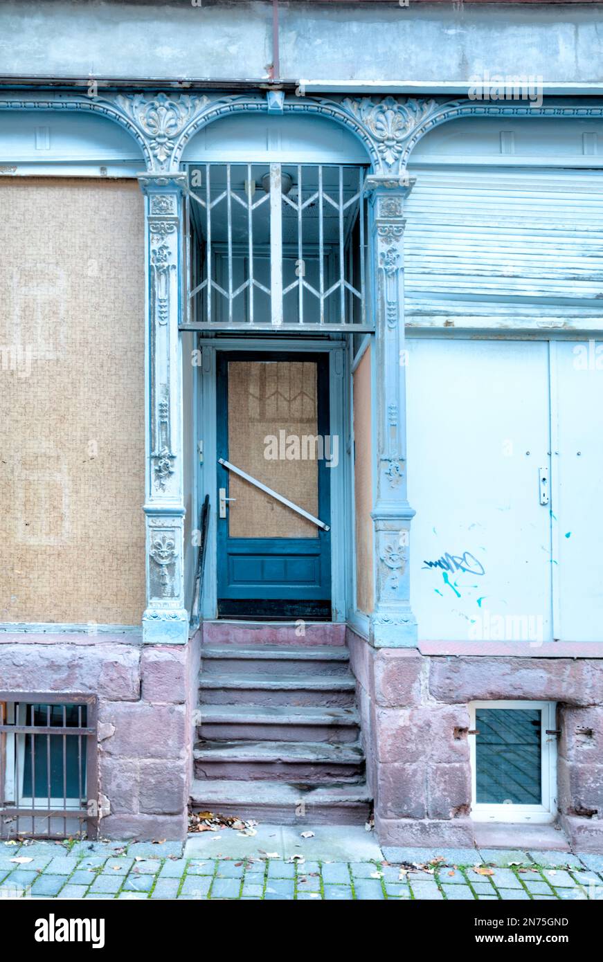 Locked house hi-res stock photography and images - Alamy