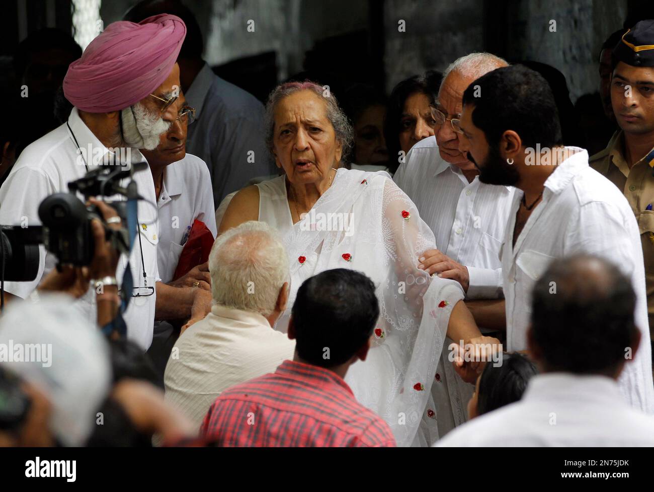 Legendary actor Pran's wife Shukla Sikand is surrounded by friends and ...