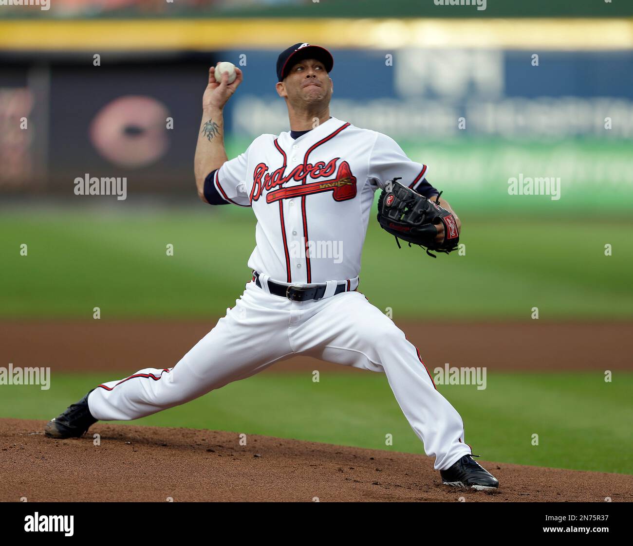 Atlanta Braves starting pitcher Tim Hudson (15) works in the first ...