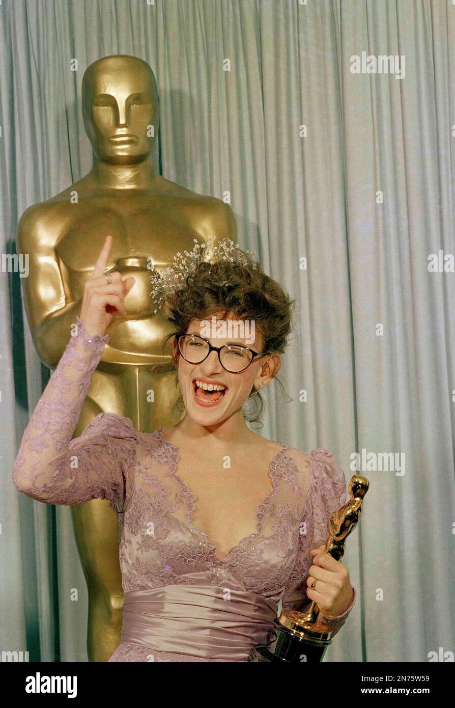 A radiant Marlee Matlin signs her jubilation as she presents Oscar ...