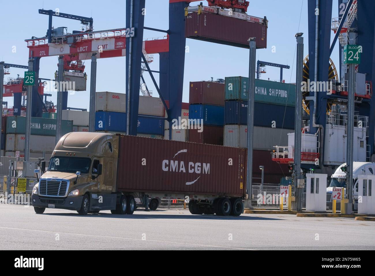 Los Angeles, California, USA. 9th Feb, 2023. Trucks with containers ...