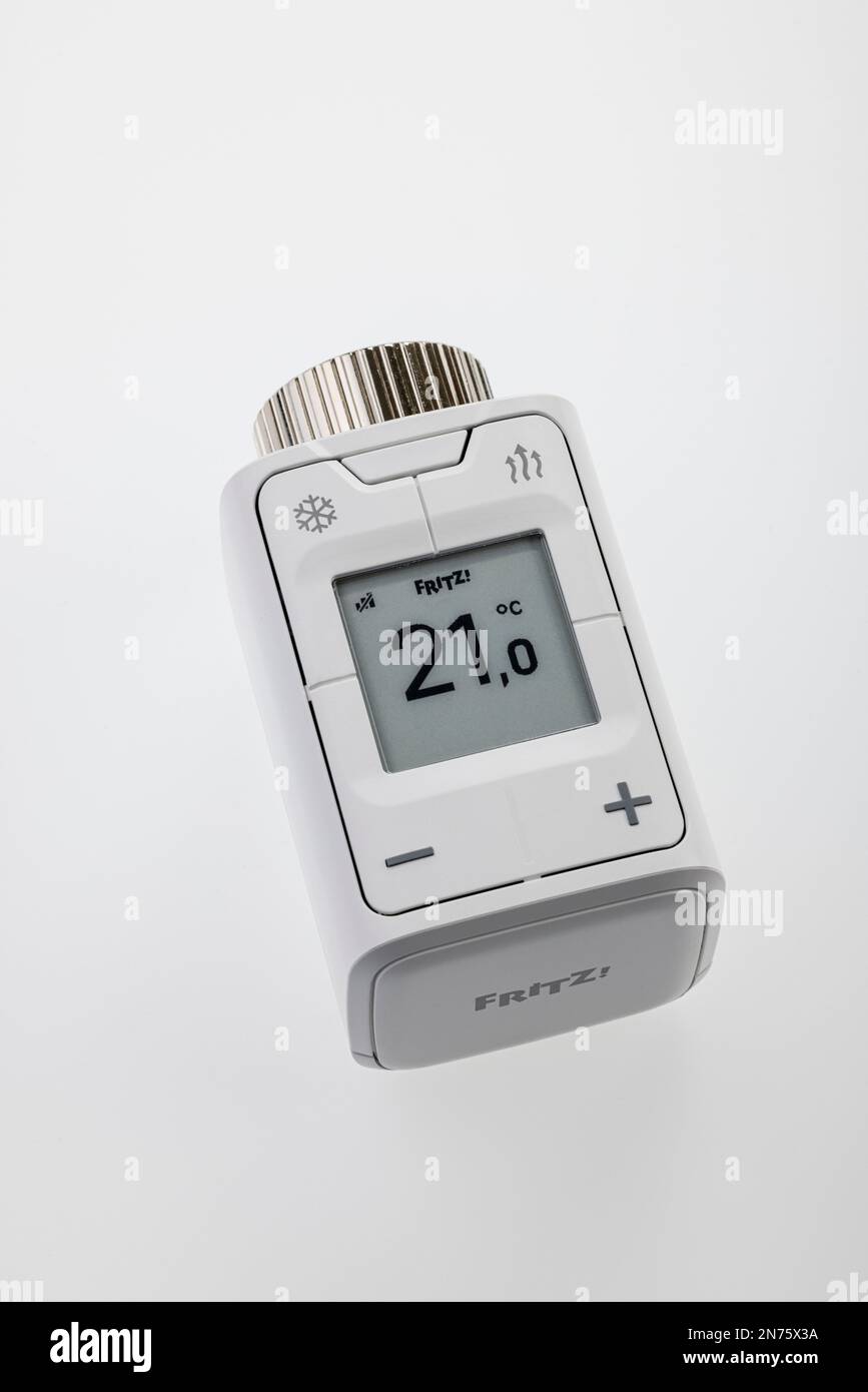 WLAN radiator thermostat FRITZ! DECT 302, display shows 2ö°C., smart ...