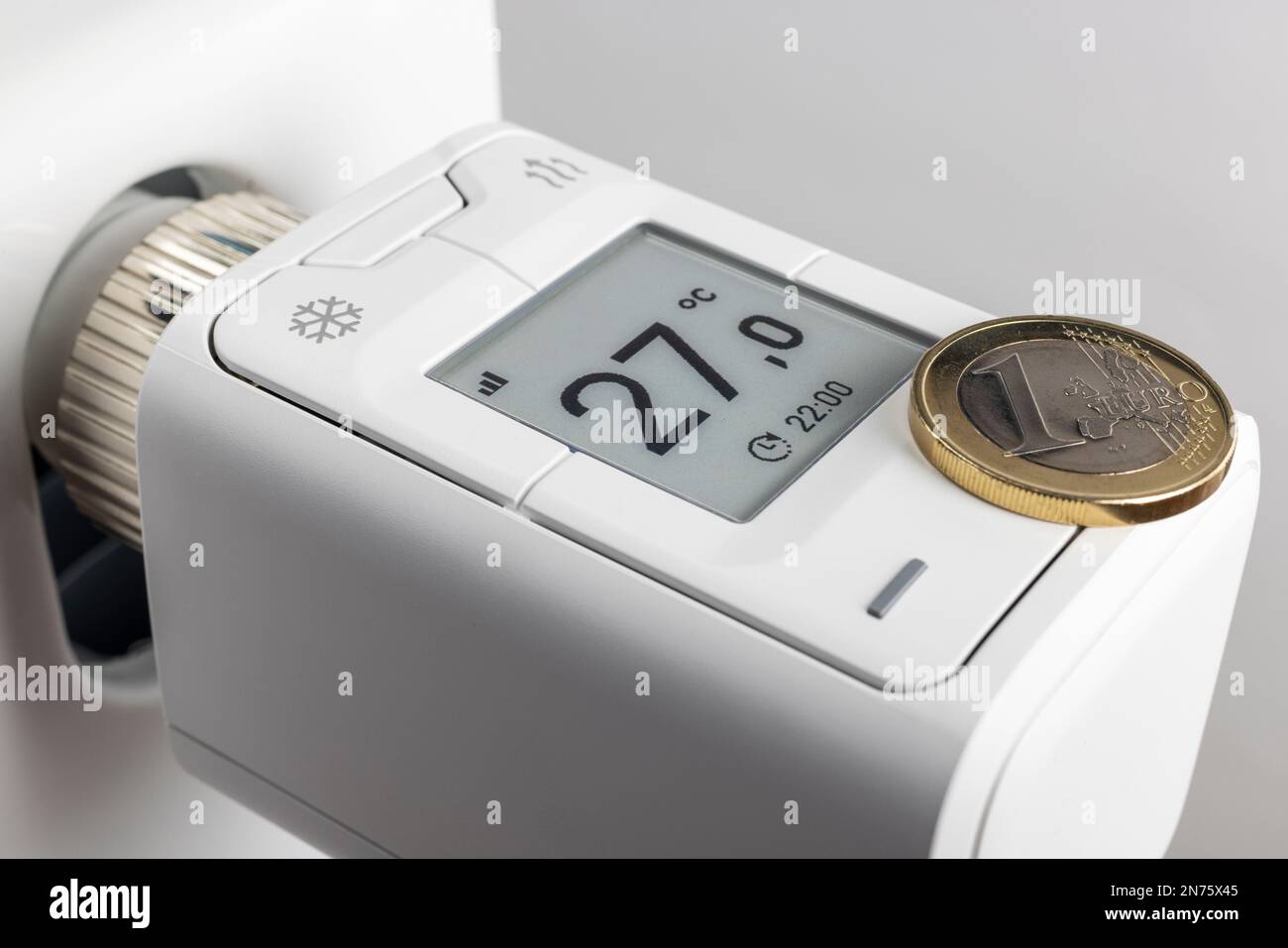 1 Euro coin, WLAN radiator thermostat FRITZ! DECT 302, display shows 2ö ...