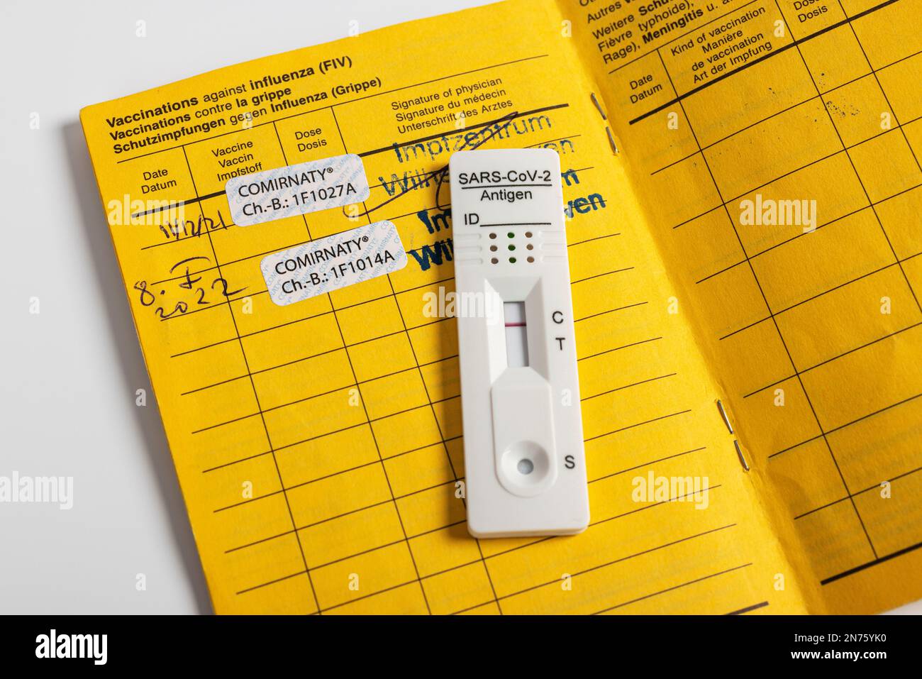 Vaccination card opened with entry of last Corona vaccinations, basic ...