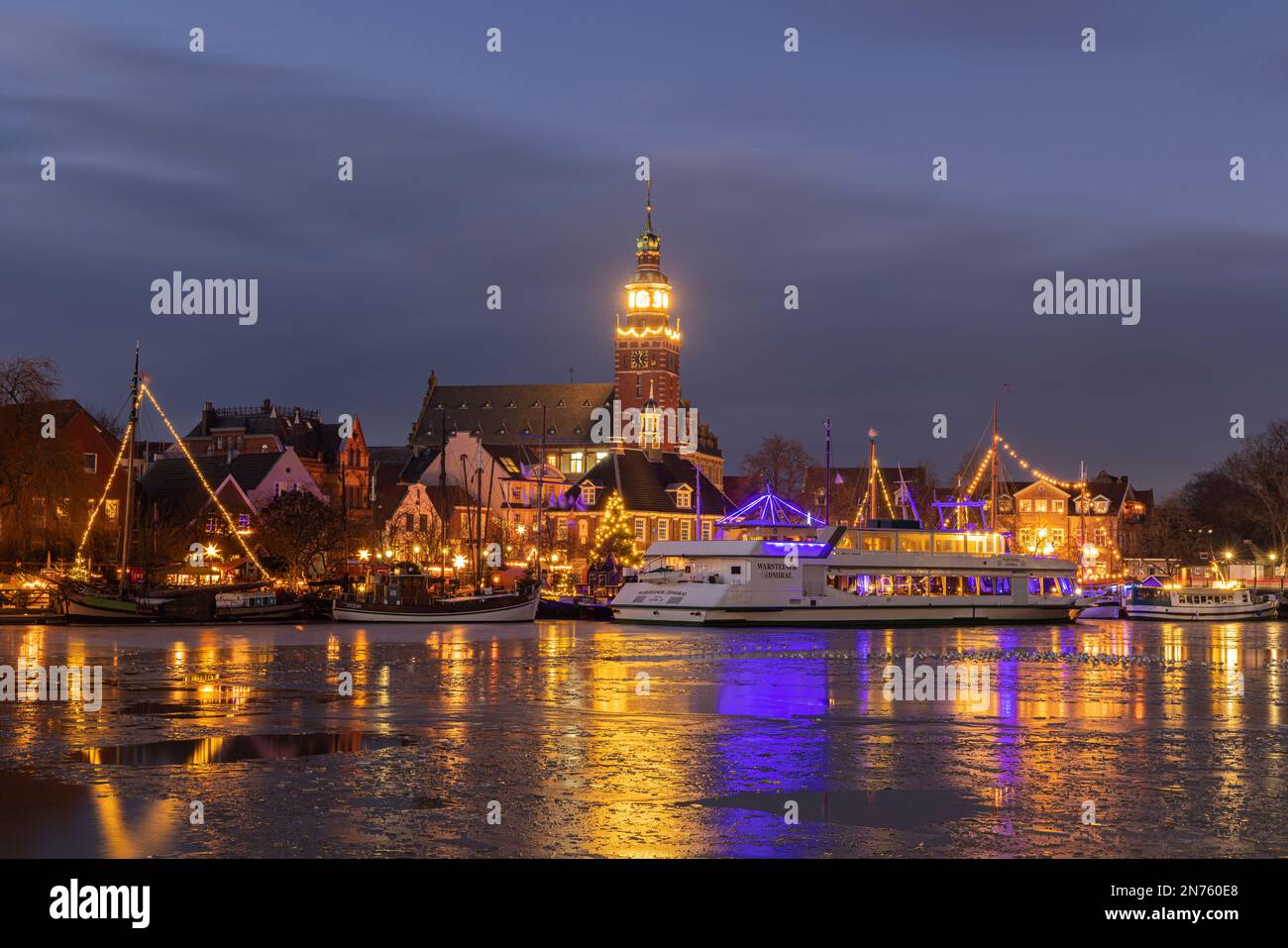 Christmas lights, harbor, museum harbor, city hall, in front of it ...