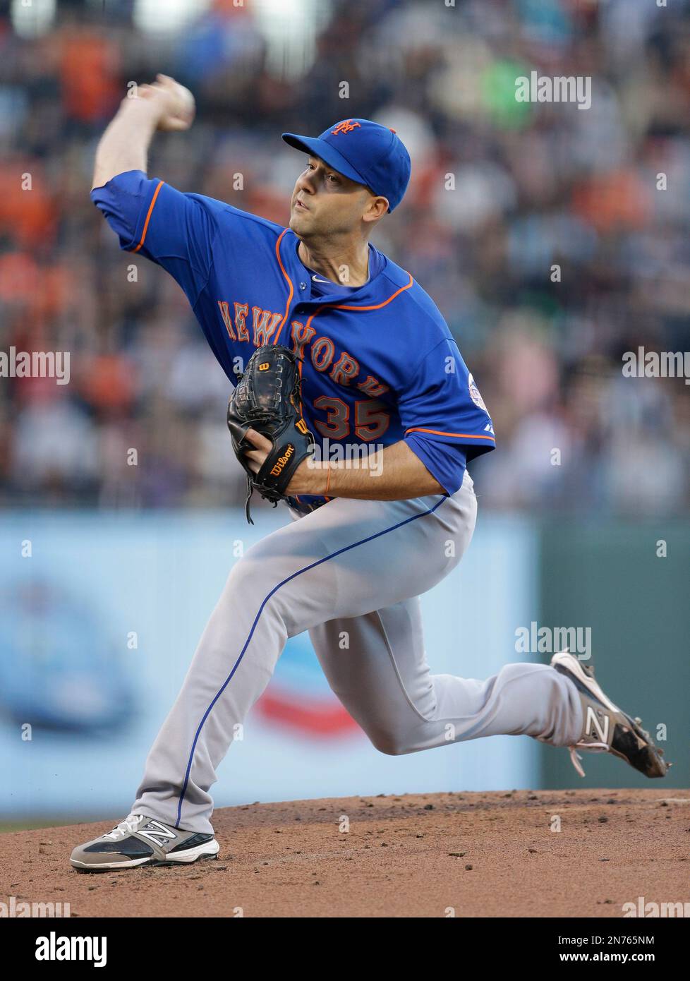 New York Mets starting pitcher Dillon Gee throws against against the ...