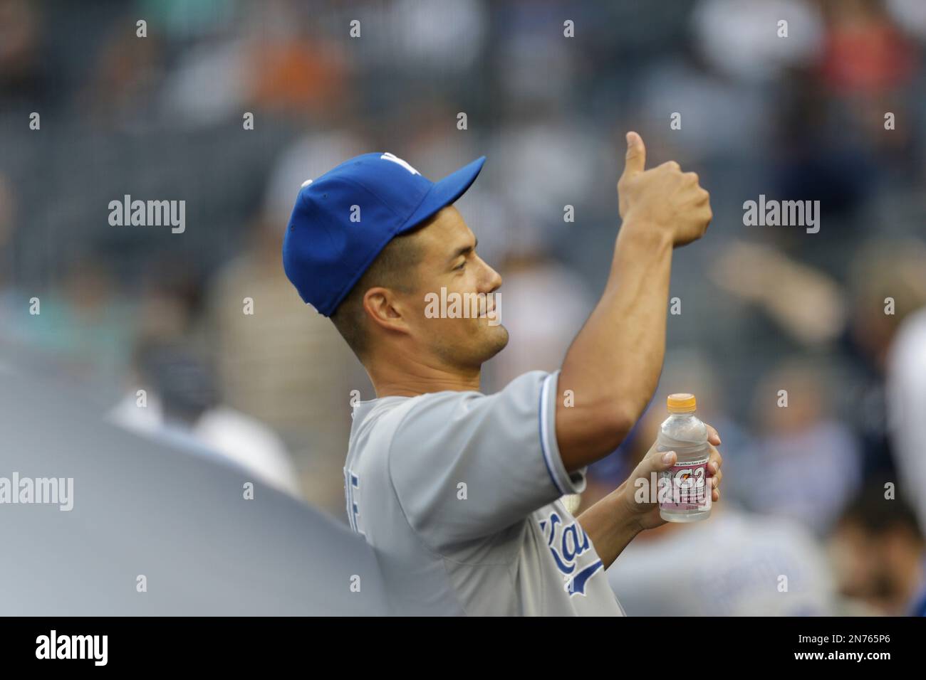 Kansas City Royals starting pitcher Jeremy Guthrie (11) shows thumbs up ...