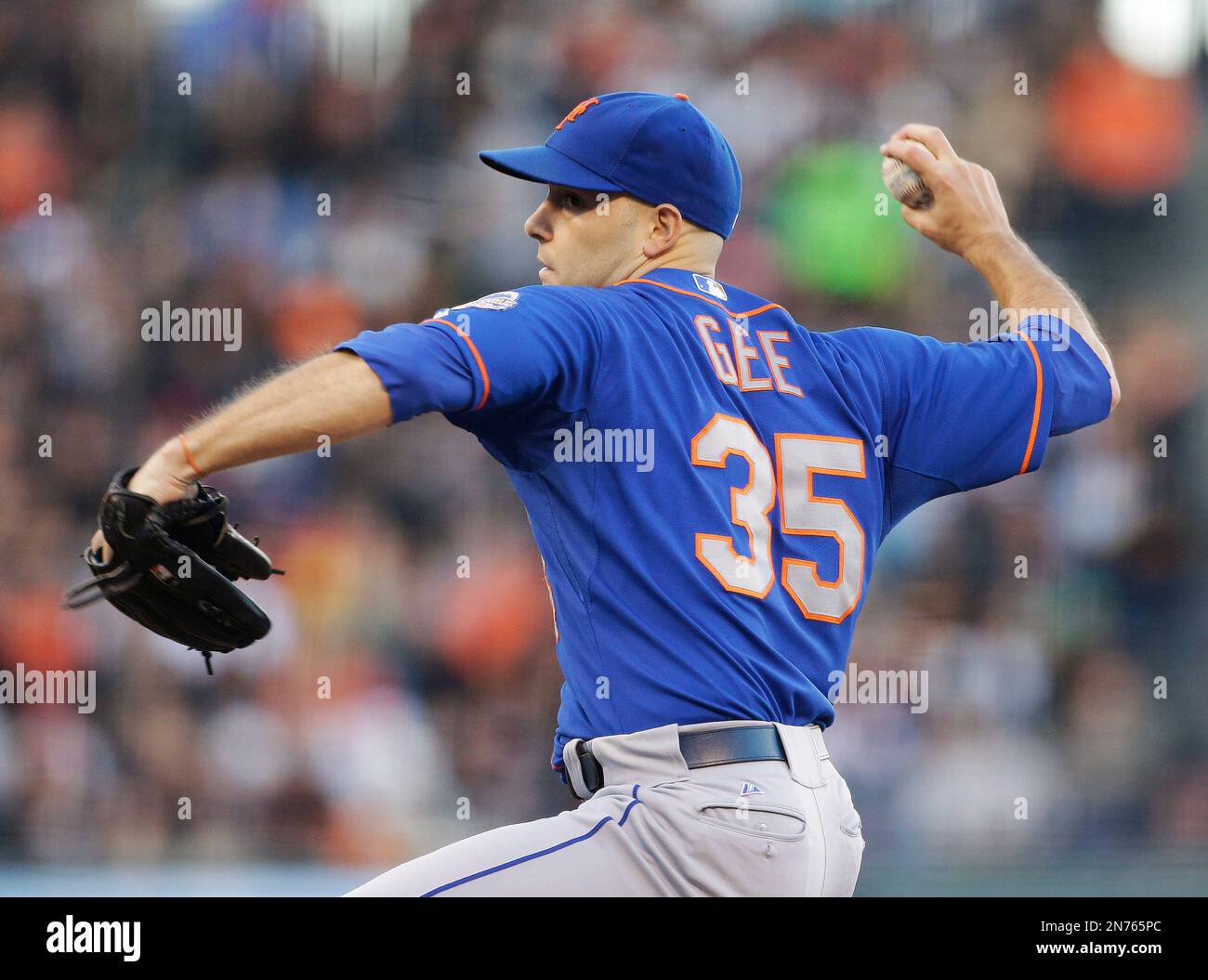 New York Mets starting pitcher Dillon Gee throws to a San Francisco ...