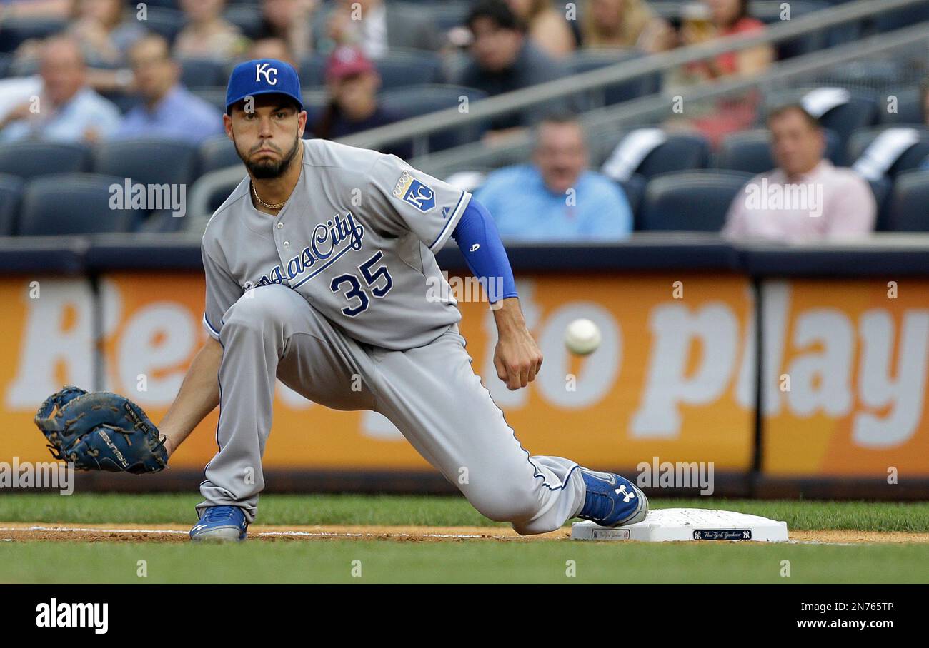 Kansas City Royals first baseman Eric Hosmer (35) fields Brett Gardner ...