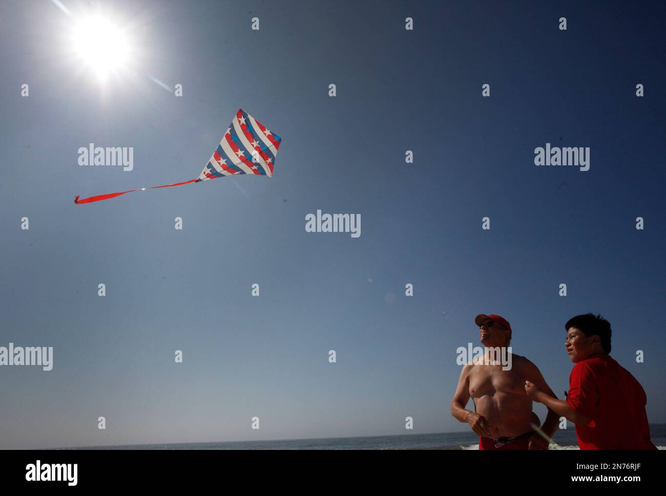 Tom Risk and his son Will, of Dayton, Ohio, fly a kite at the beach in ...