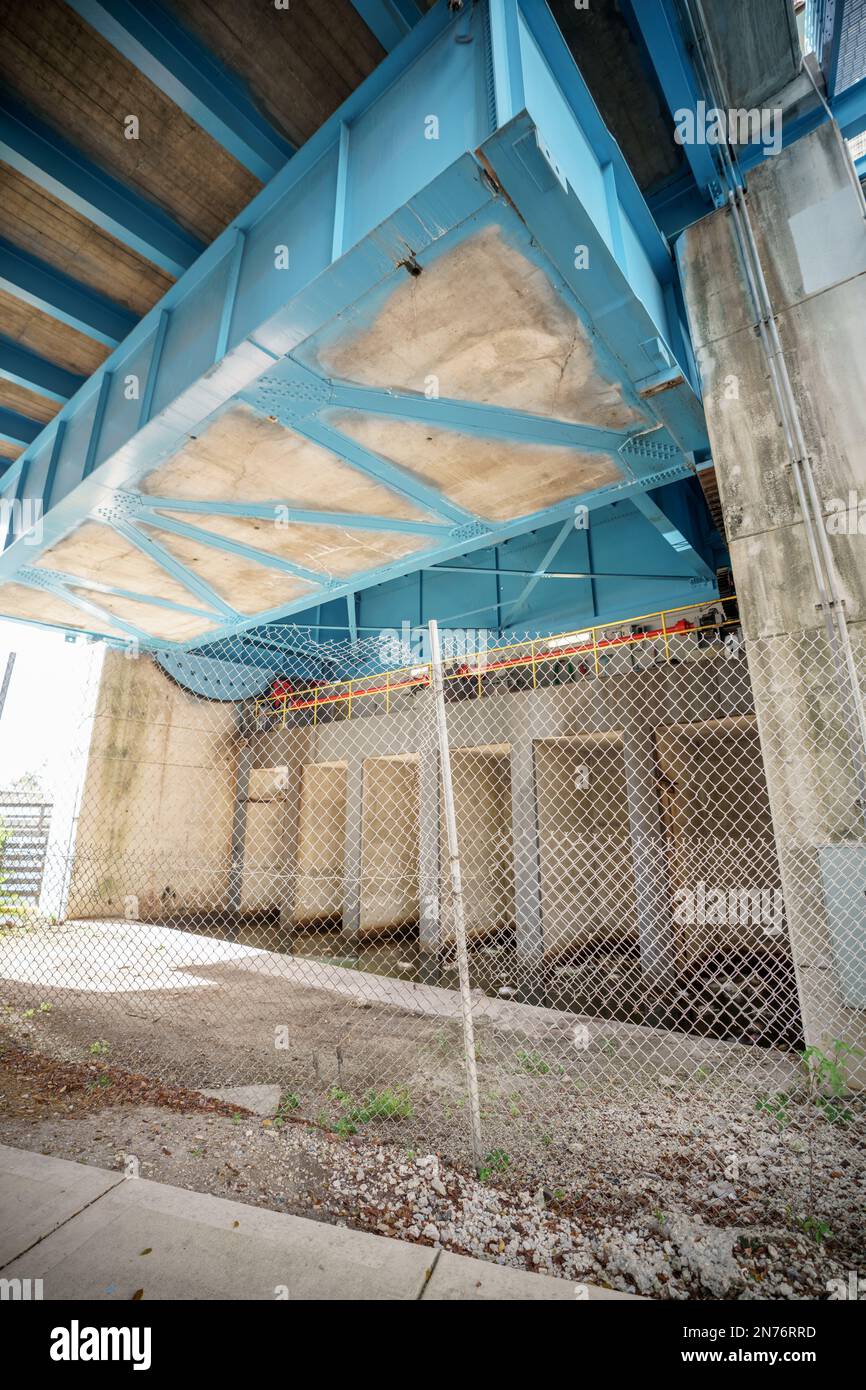 Under a draw bridge hi-res stock photography and images - Alamy