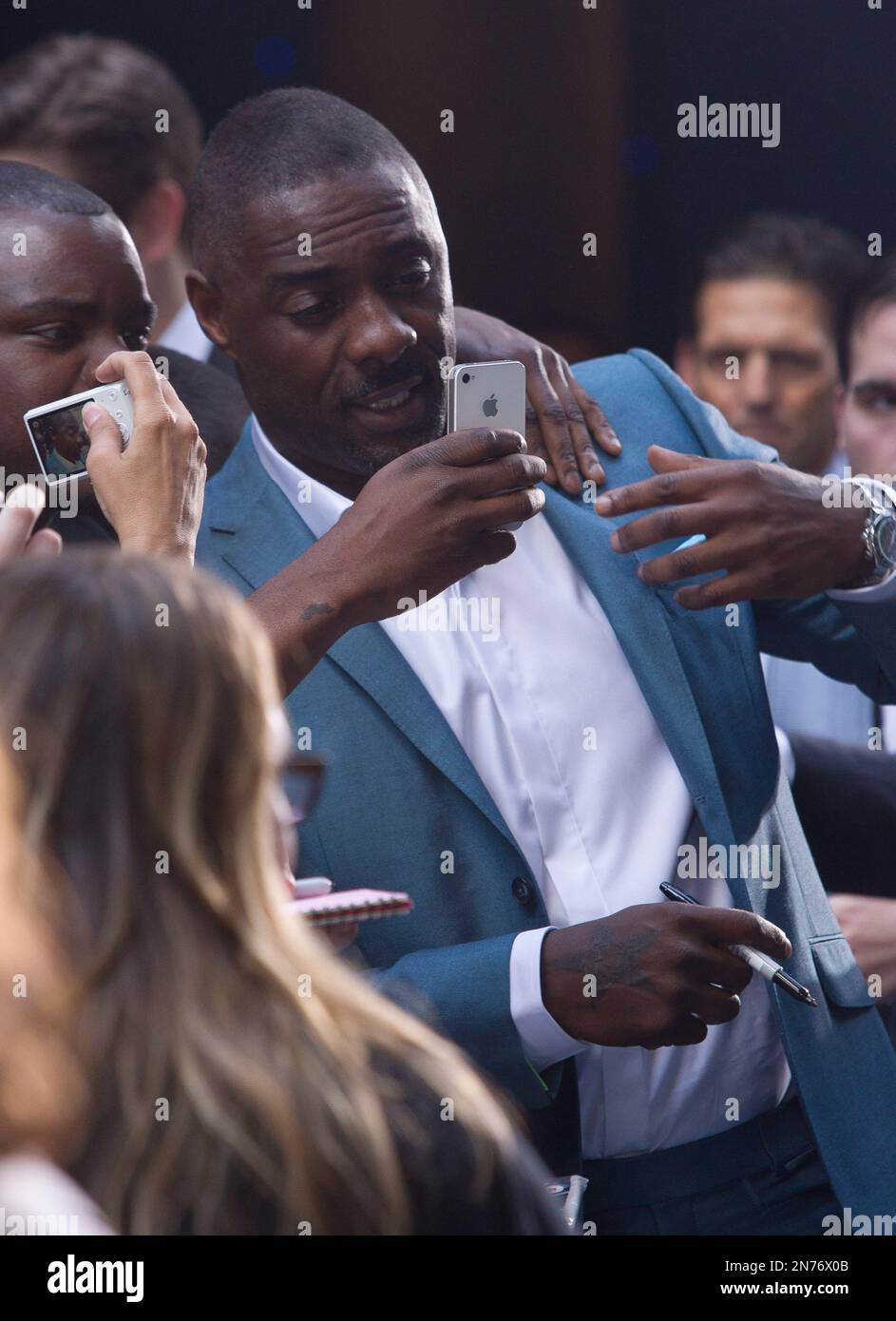 Idris Elbay is photographed by fans as he arrives for the UK Premiere ...