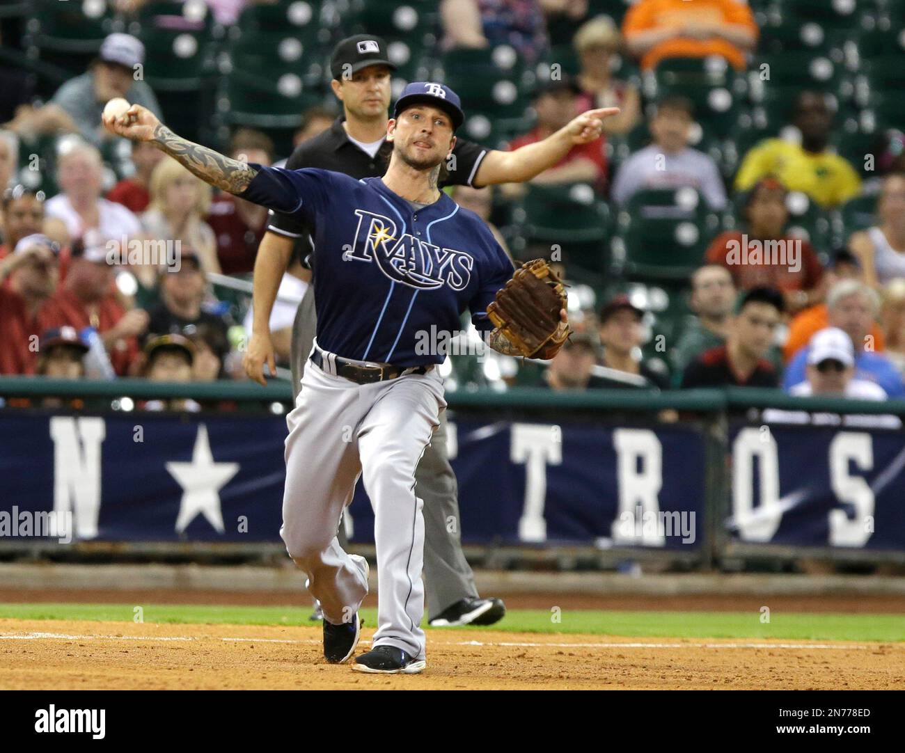 Tampa Bay Rays third baseman Ryan Roberts throws to first base on a ...