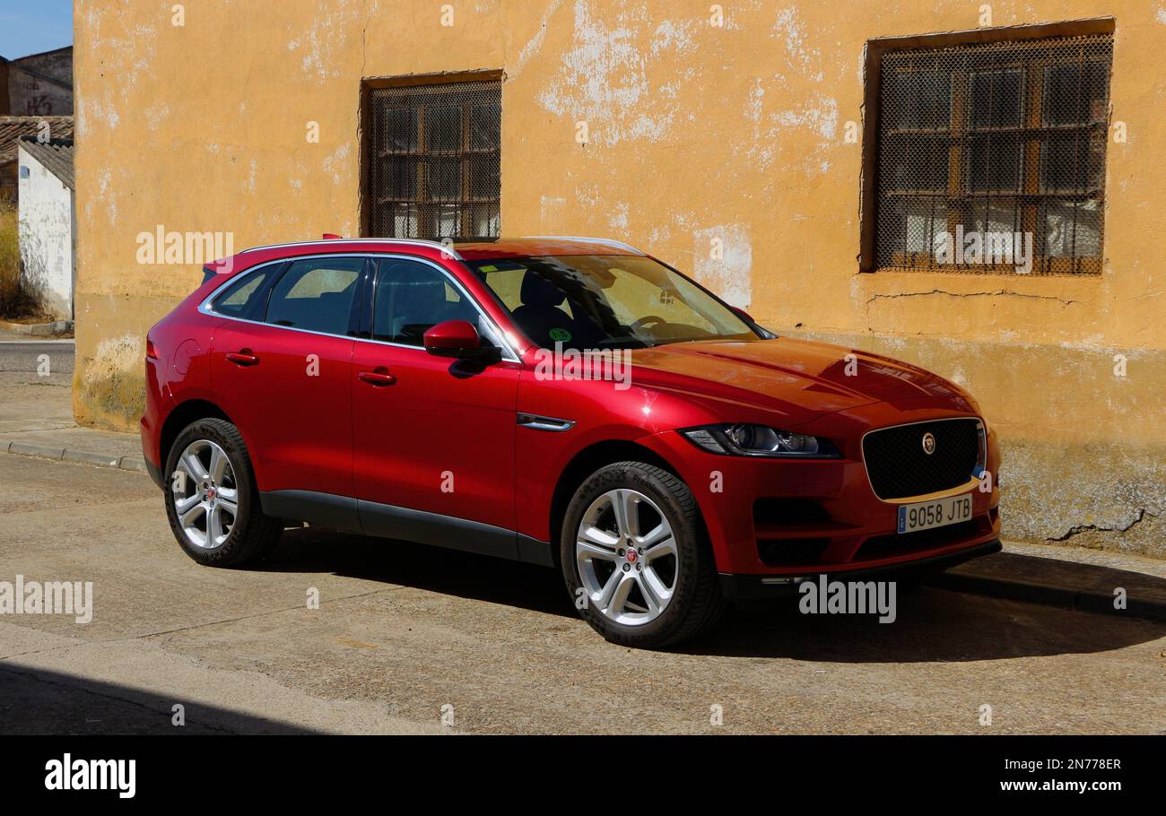 Photo of an Italian racing red Jaguar F-Pace 3.0D AWD 2017 model year ...
