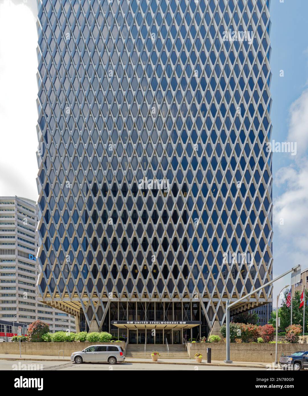 Pittsburgh Downtown: United Steelworkers Building relies on a steel ...