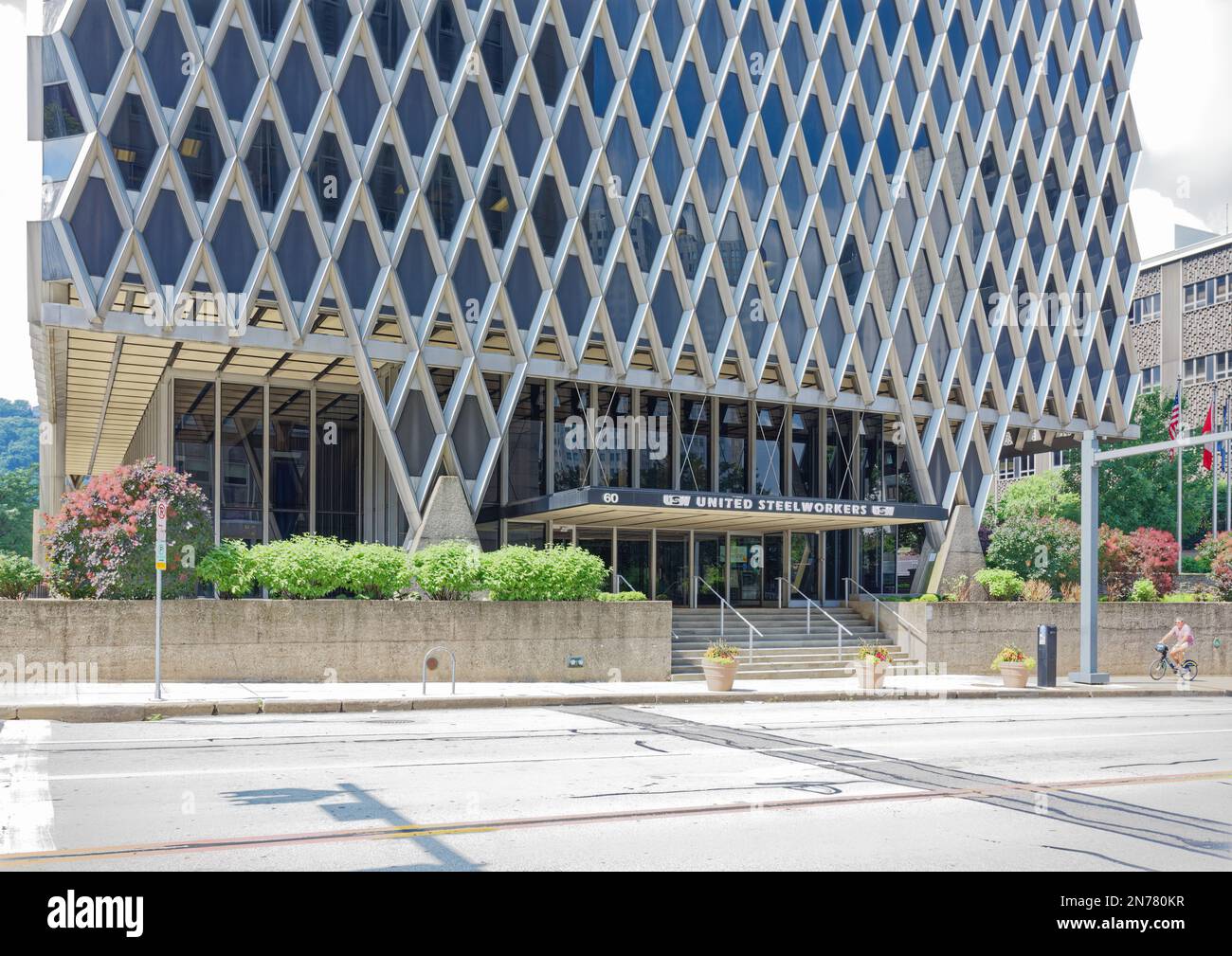 Pittsburgh Downtown: United Steelworkers Building relies on a steel ...