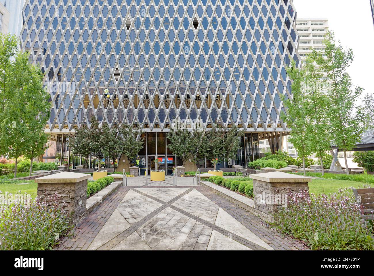 Pittsburgh Downtown: United Steelworkers Building relies on a steel ...