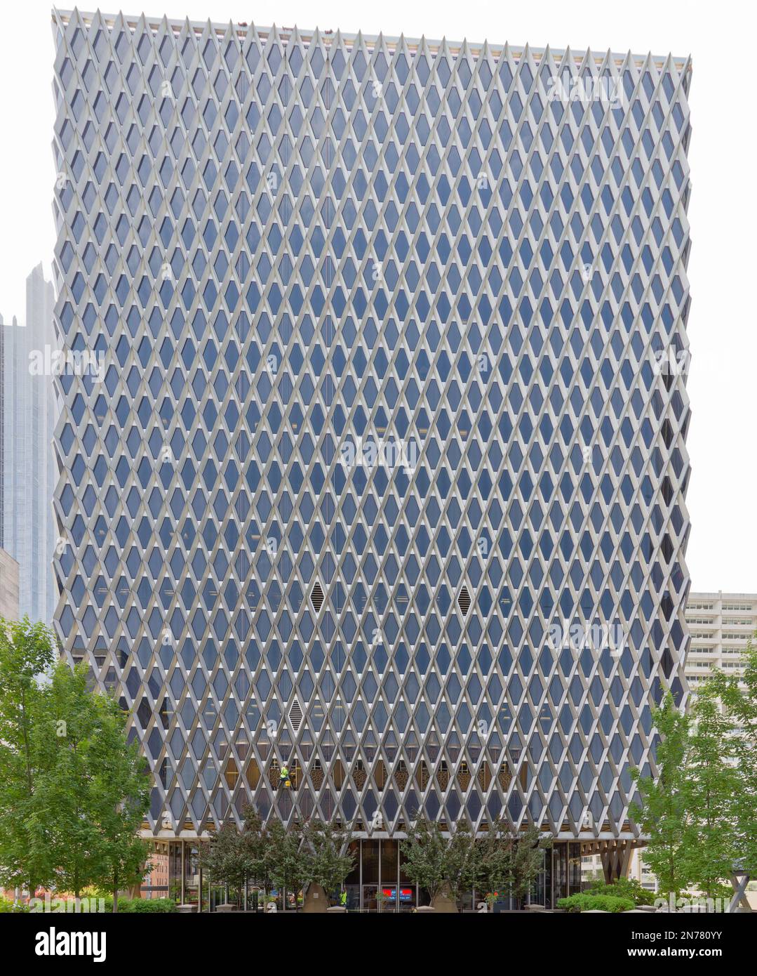 Pittsburgh Downtown: United Steelworkers Building relies on a steel ...