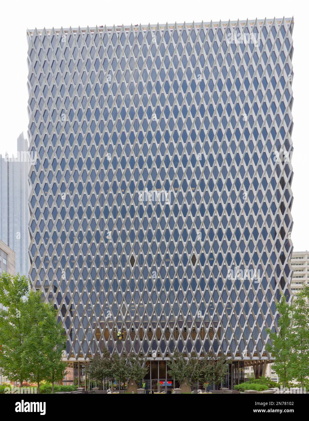 Pittsburgh Downtown: United Steelworkers Building relies on a steel ...