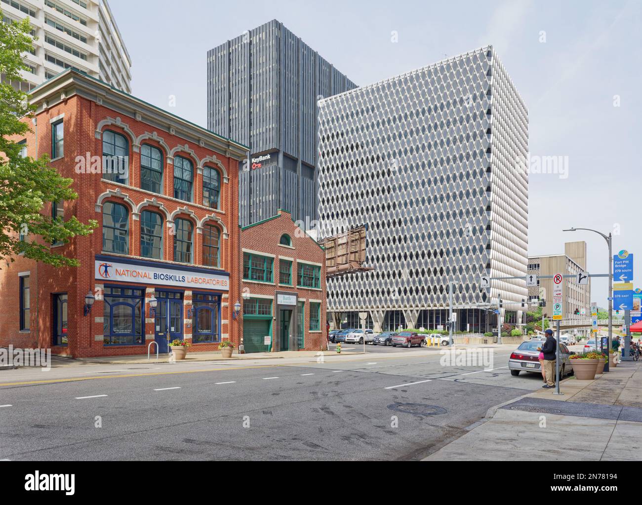 Pittsburgh Downtown: United Steelworkers Building relies on a steel ...